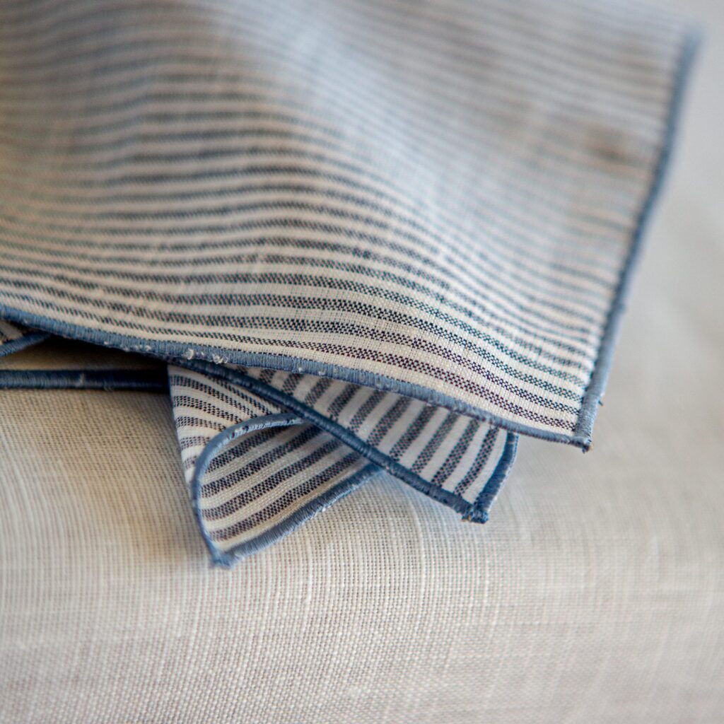 Set of 2 striped napkins White and Blue The Invisible Collection